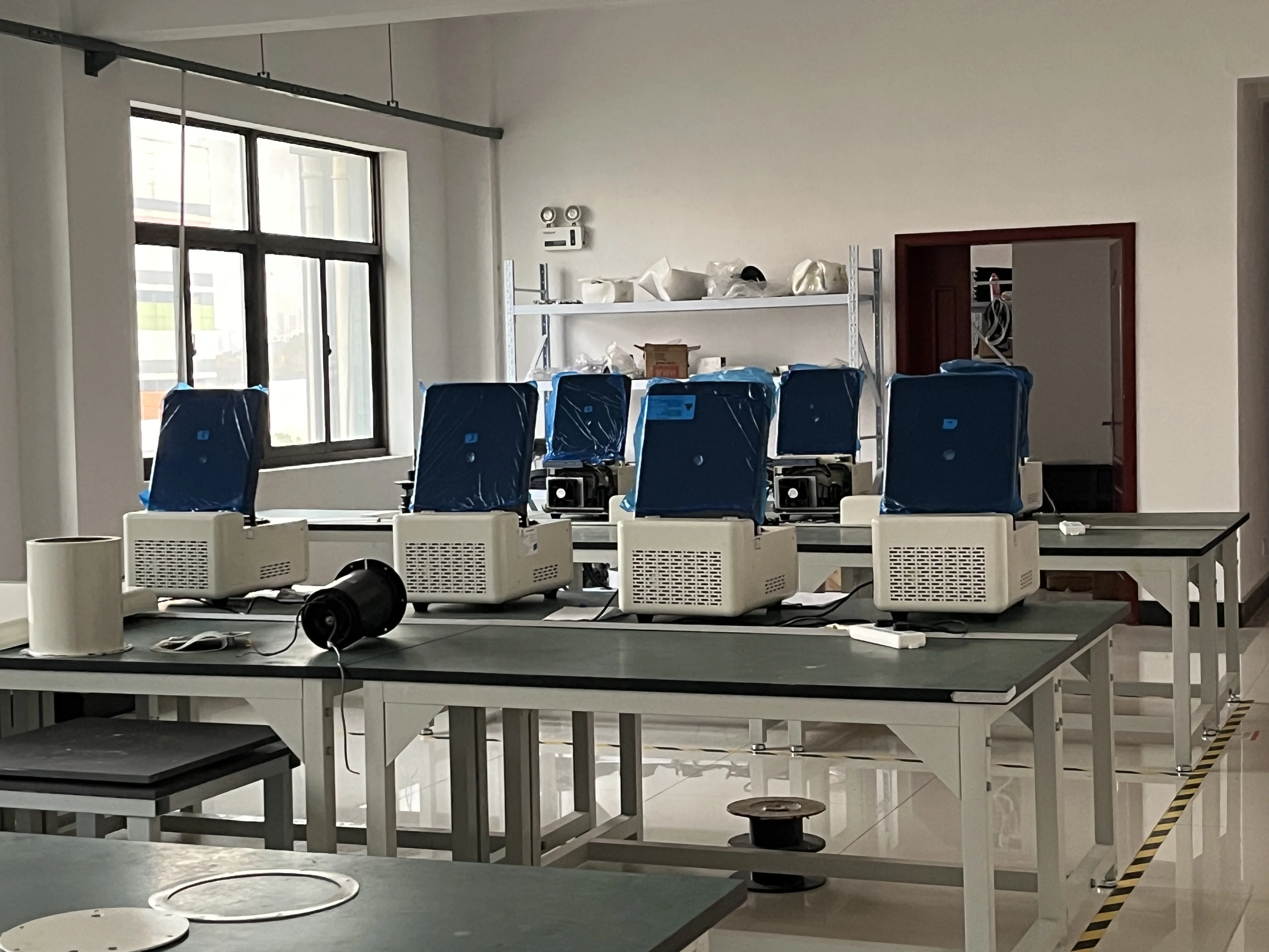 The Factory Mass-produces 18000rpm Microcentrifuge Laboratory Supplies ...