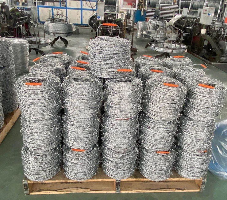 Wholesale Alambre De Pua Galvanized Fence Roll Farm Electric Barbed ...