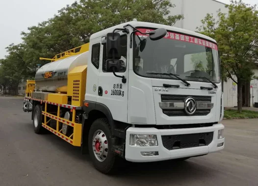Small Size Asphalt Distributor Xls405 Distributor Truck With 4cbm ...