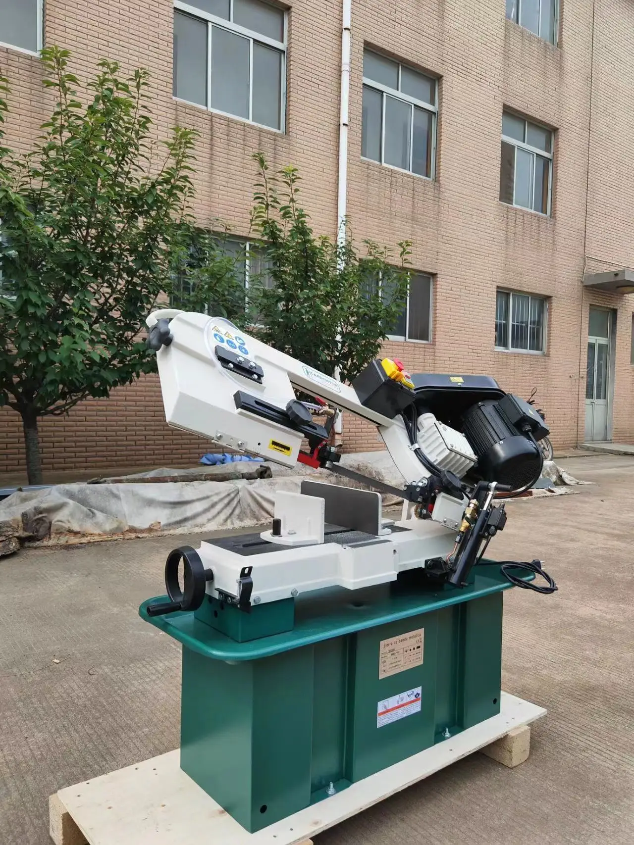 Metal Cutting Band Saw Machine - Precision and Power