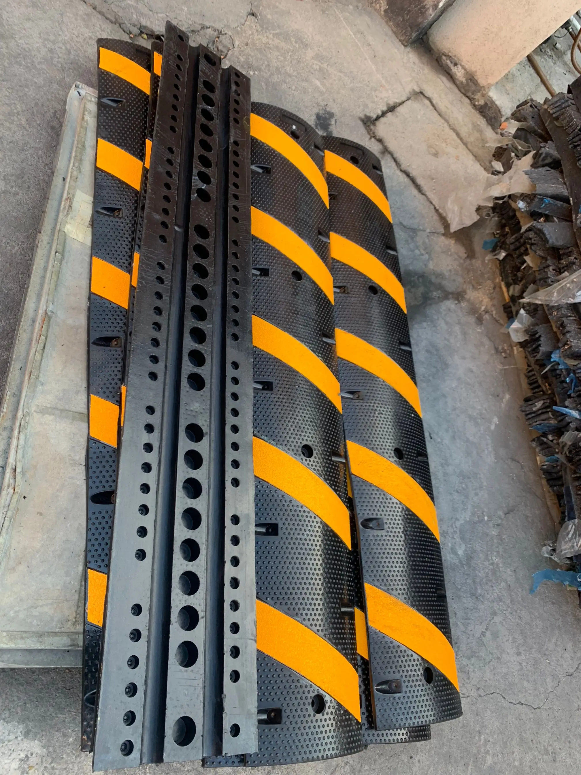 Rubber Road Hump - High Quality Speed Breaker for Safety