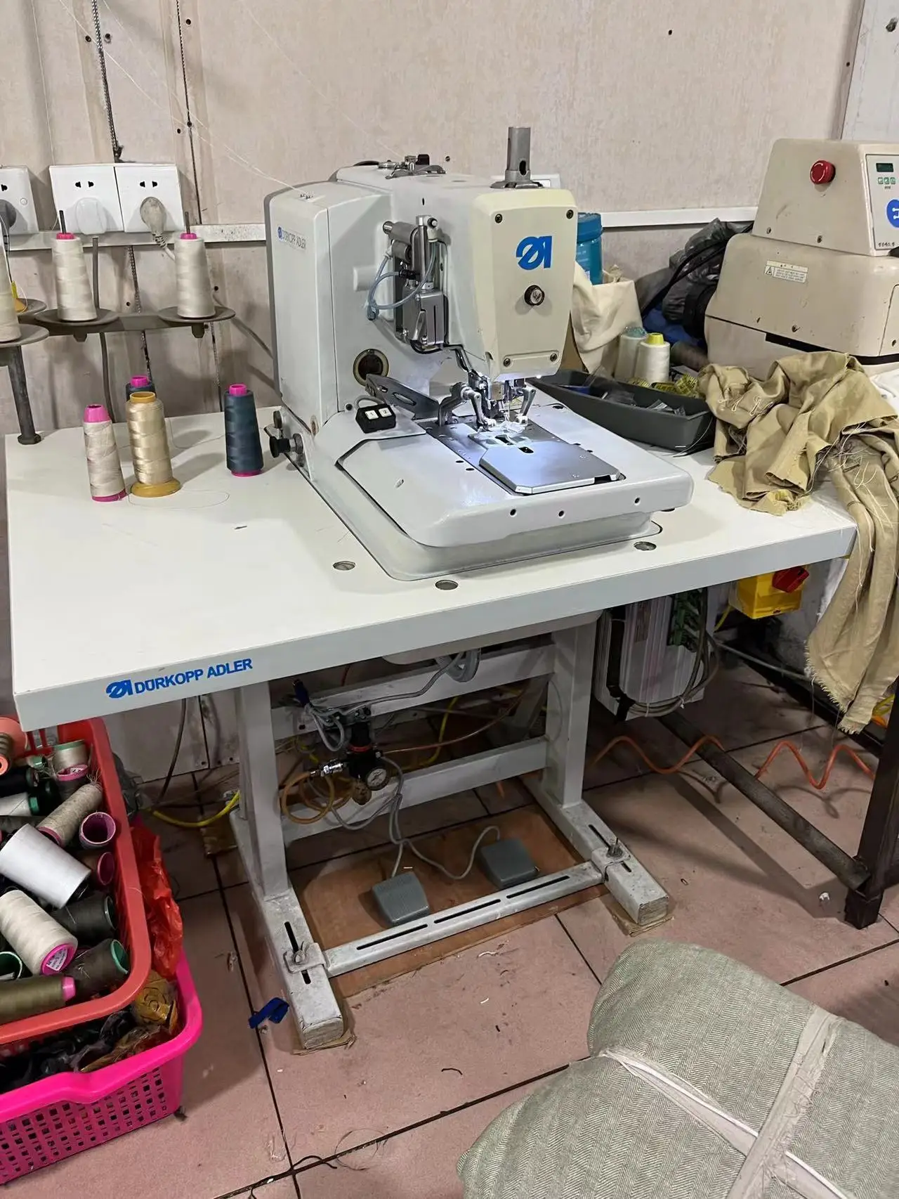 Utilizzato Durkopp Adler 580 Industriale Occhiello Asola Macchina Da ...