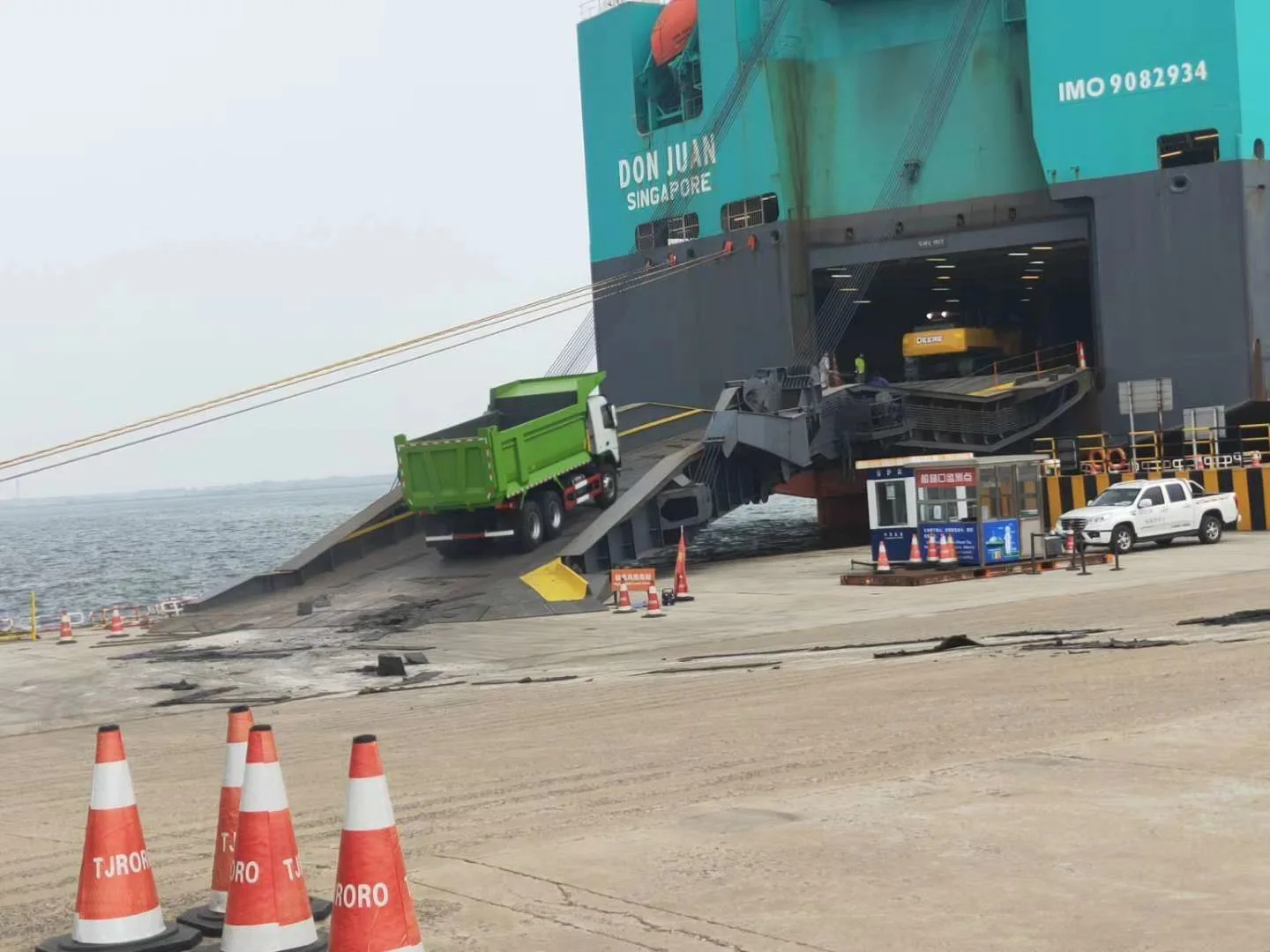 Xmq6140 65-67 Seater Passenger Coach Bus Double Axle Luxury Seats Coach ...