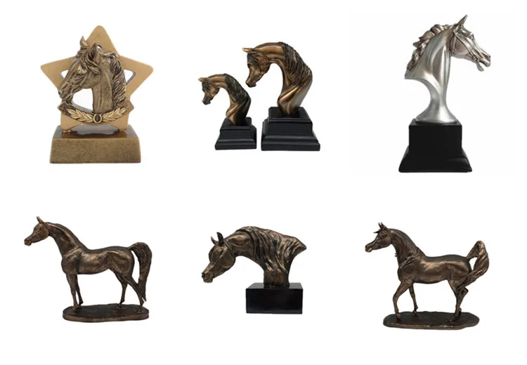 Une Statuette En Arabe - Trophée À L’image D’un Cheval D’arabe