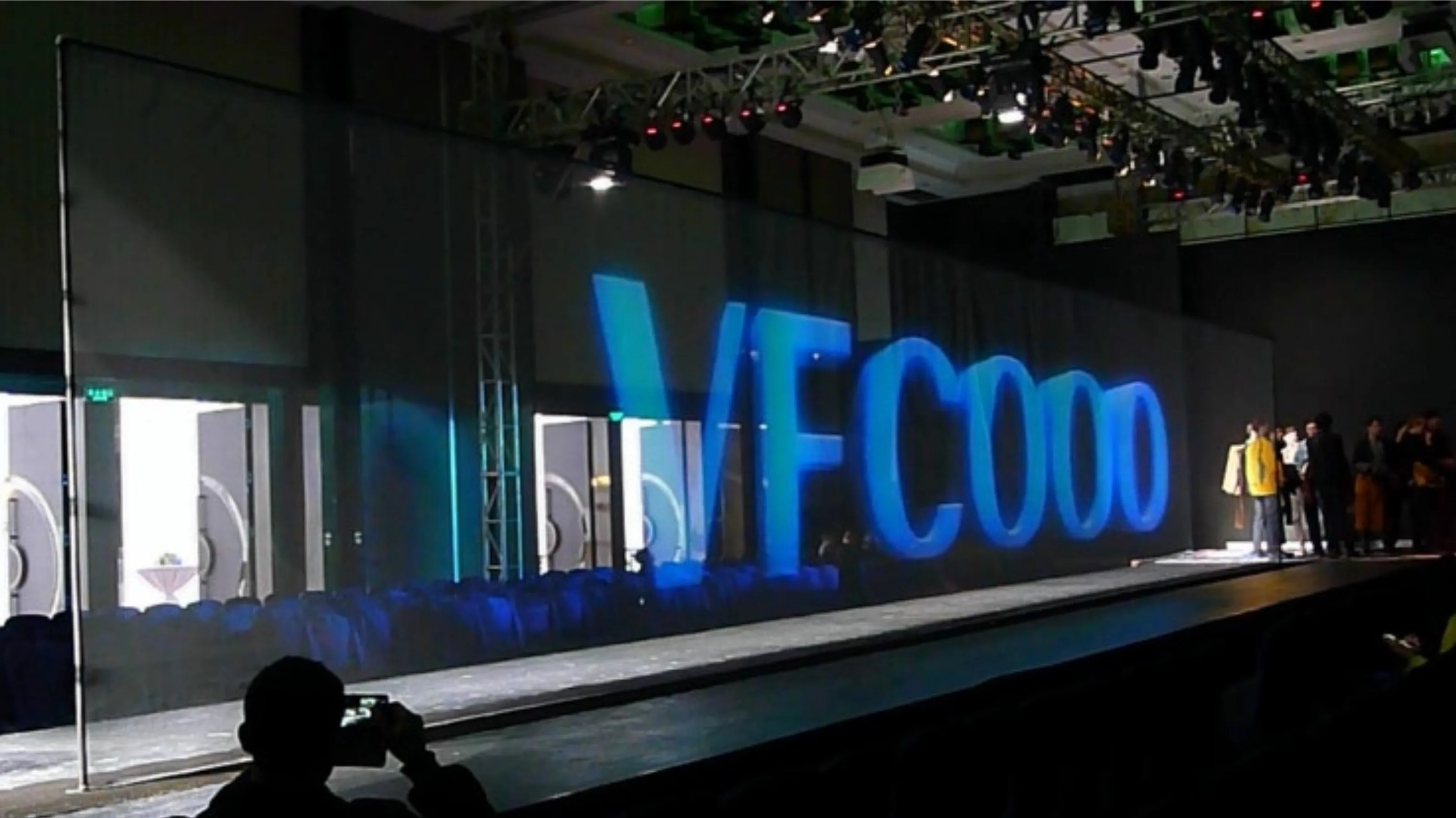 Holographic Display Transparent 3d Hologram Projector Gauze Screen ...