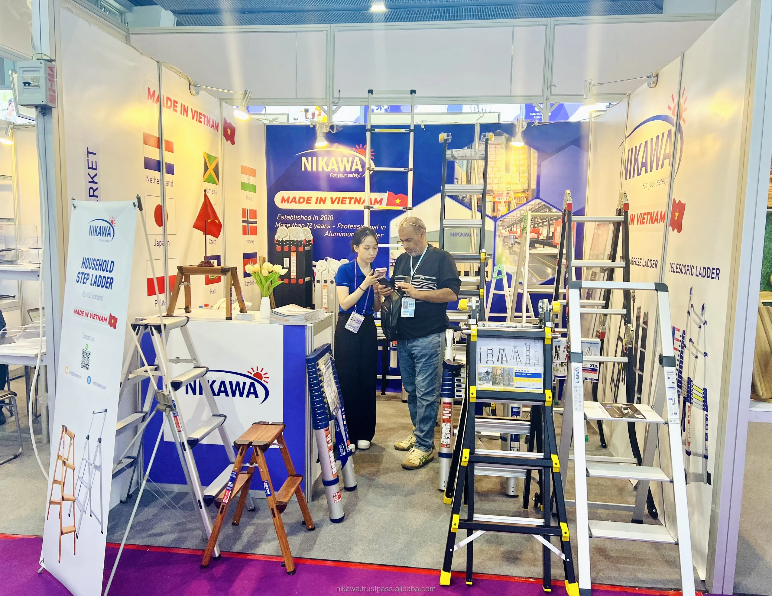 Aluminum Single Straight Telescopic Ladder Reaching A Height Of 4.8 ...