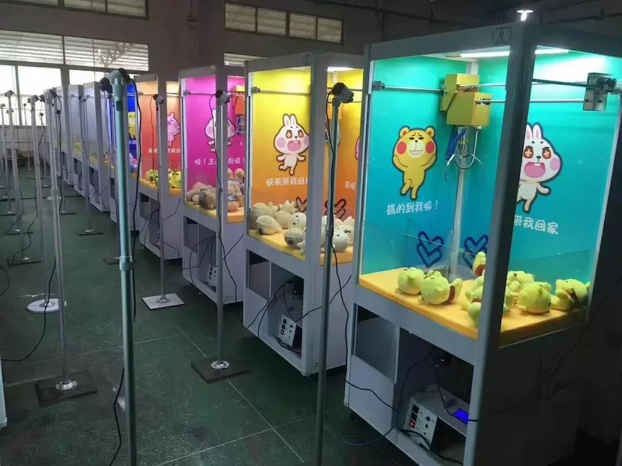 Online UFO Catcher Claw Machine Network - Fun & Customizable