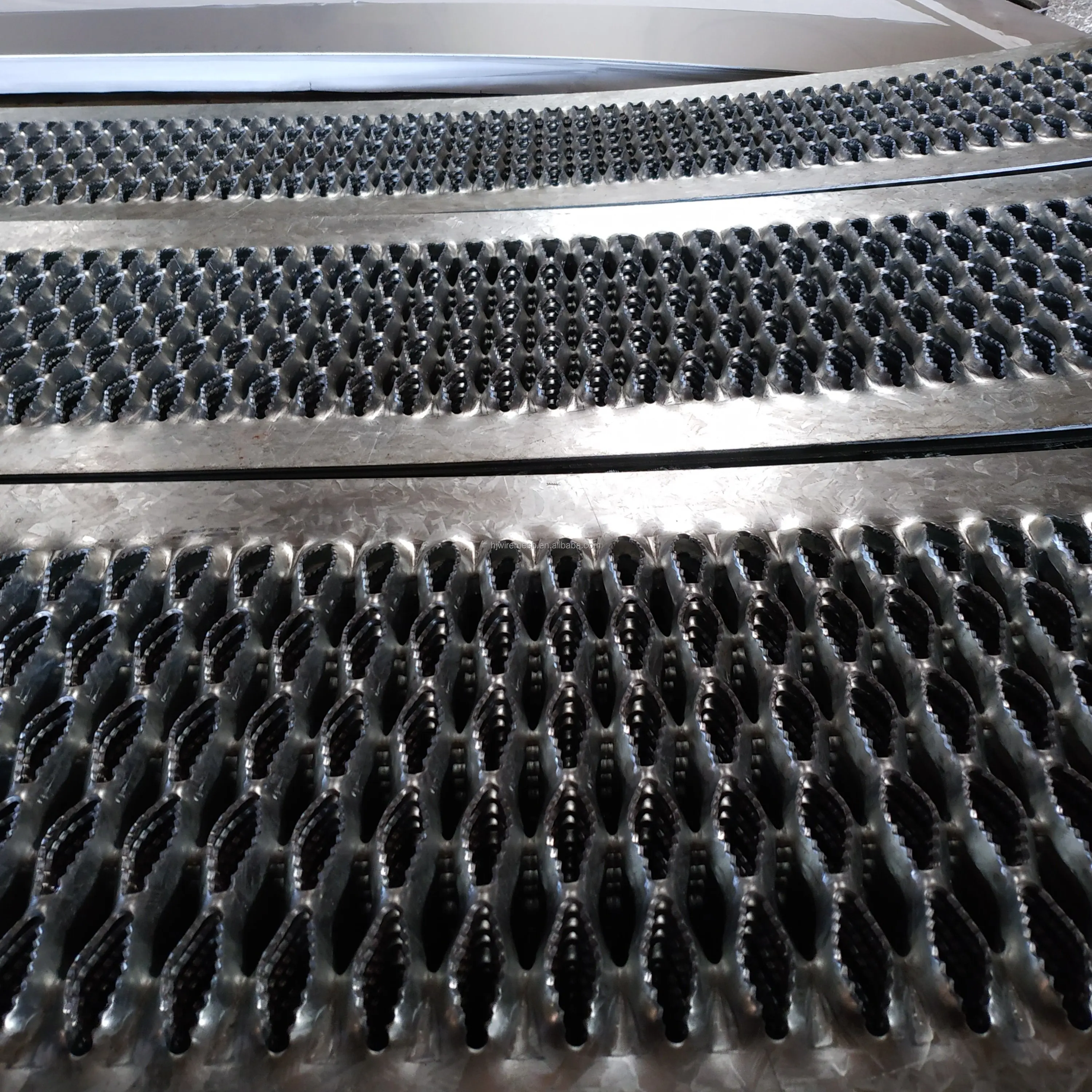 Aluminum / Galvanized Perforated Grip Strut Safety Grating For Platform ...