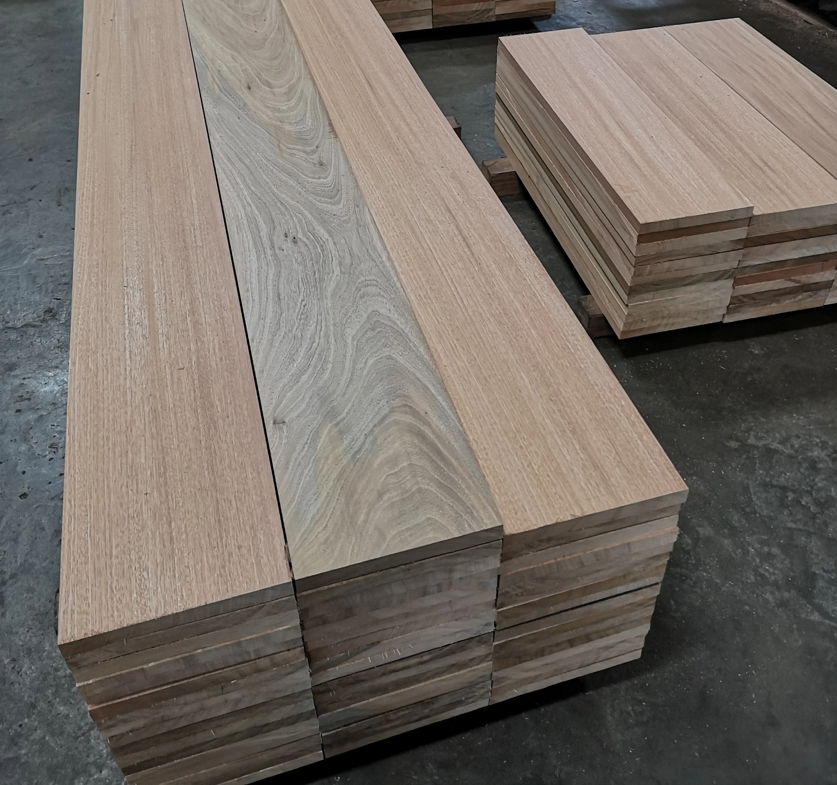 Red Color Melunak Solid Hardwood from Malaysia - Industrial Use