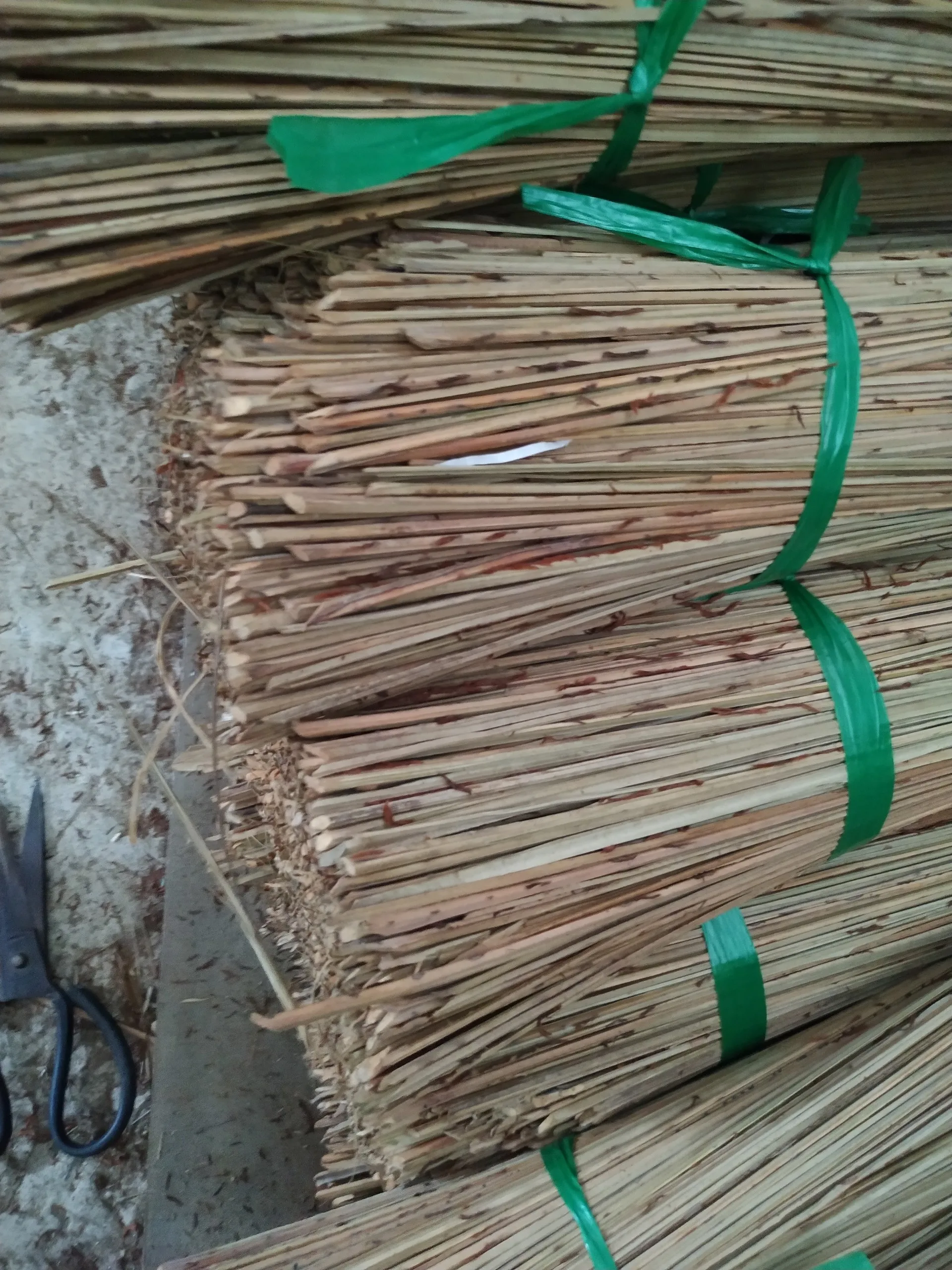 Sweeping Tool Coco Leaf Stick From Vietnam -Coconut Leaf Stick Natural ...