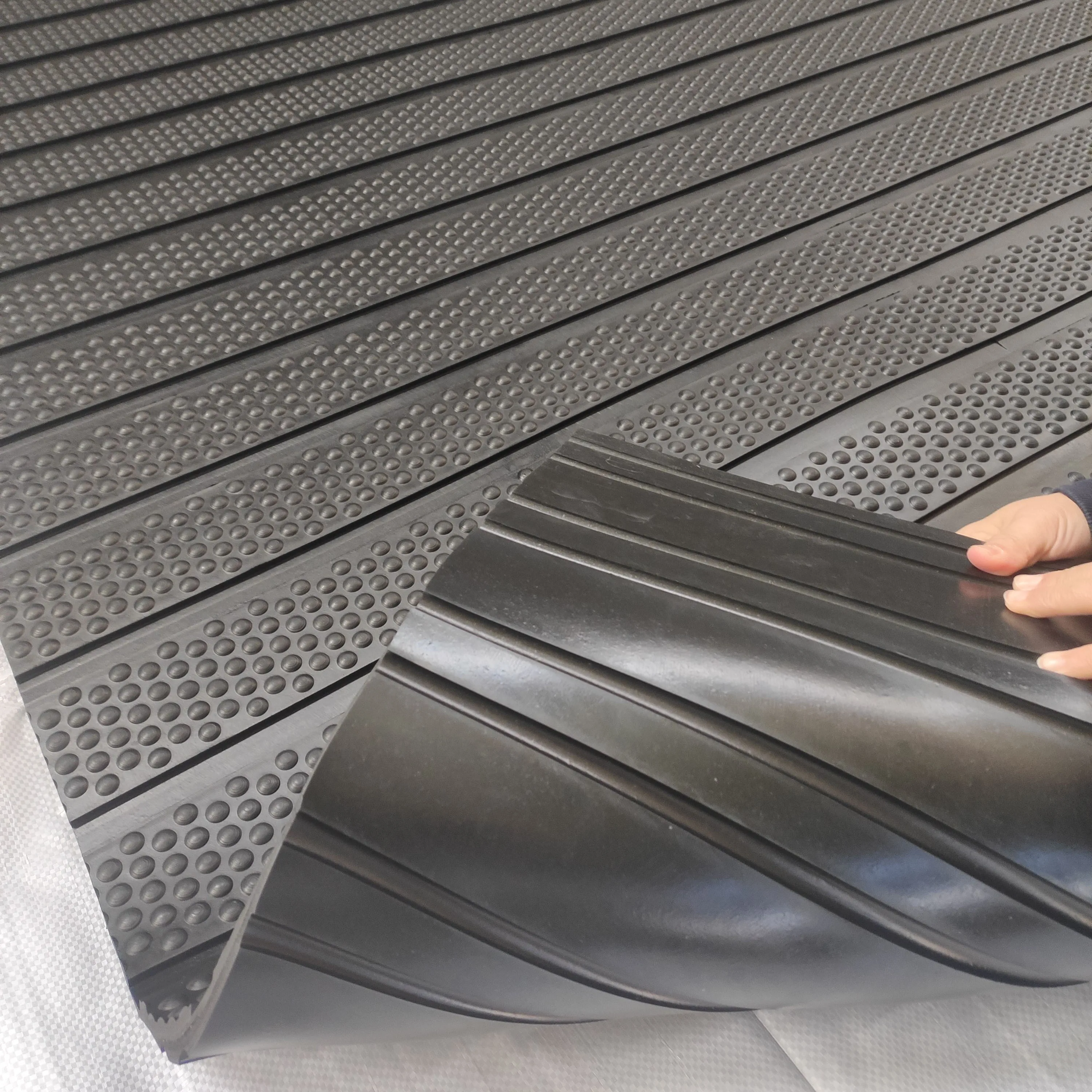 Durable Anti-Slip Rubber Mats for Dairy Farm Cattle Stalls